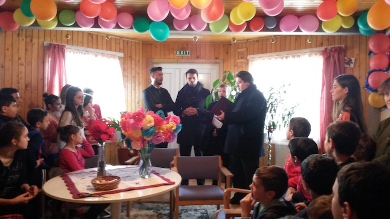 Vergil Chițac, în rolul lui Moș Crăciun, la Centrul de Plasament “Micul ...