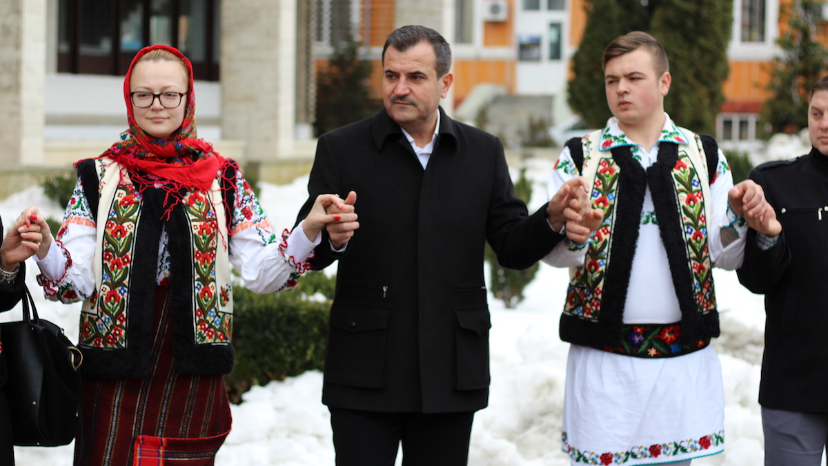 Primarul Valentin Vrabie, în Hora Unirii la Medgidia. FOTO Adrian ...