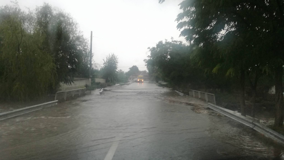 Acostament rupt la un podeț intrare în Sibioara – CTnews