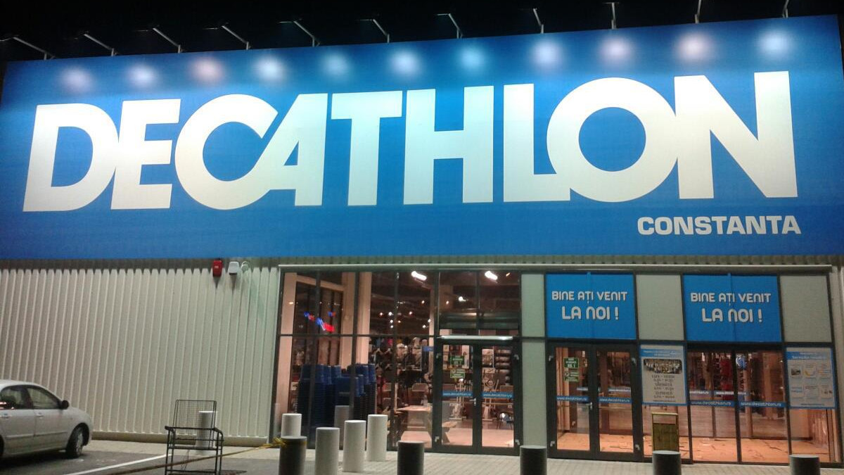 Un camion ce aproviziona cu marfă magazinul Decathlon din Constanța a ...