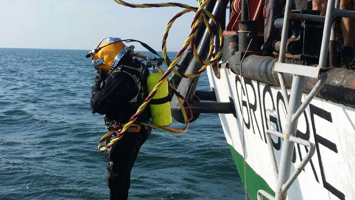 Scafandrii militari au distrus o mină marină istorică din cel de-al ...