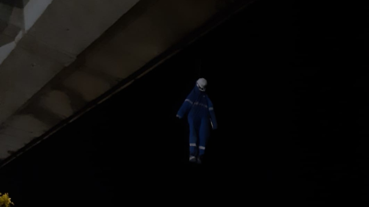 FOTO VIDEO Glumă macabră la Mangalia. Un manechin a fost spânzurat sub ...