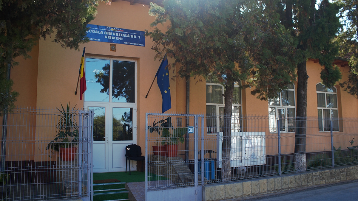 FOTO VIDEO Investiții în educație și în sănătate la Seimeni. Primarul ...