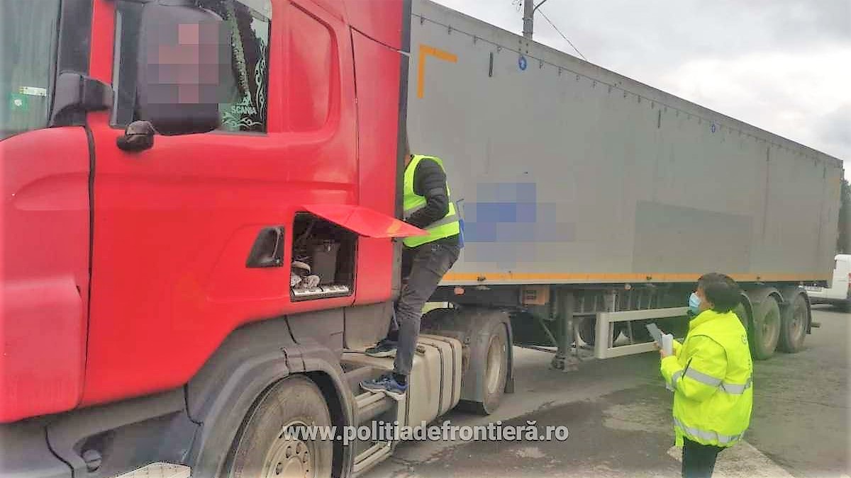 Autocamion cu 2,4 tone deșeuri din șpan și strunjiri feroase, oprit în ...
