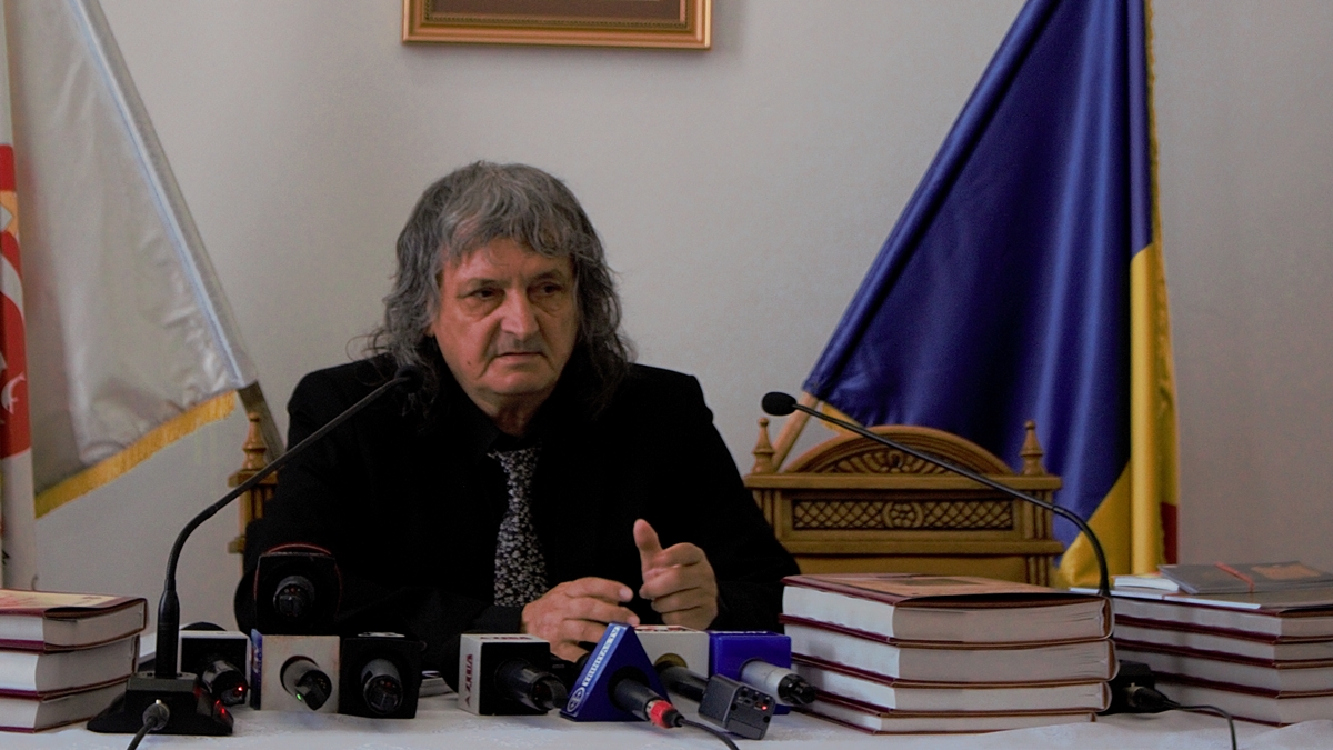 FOTO VIDEO Academicianul Constantin Barbu sare în apărarea ...