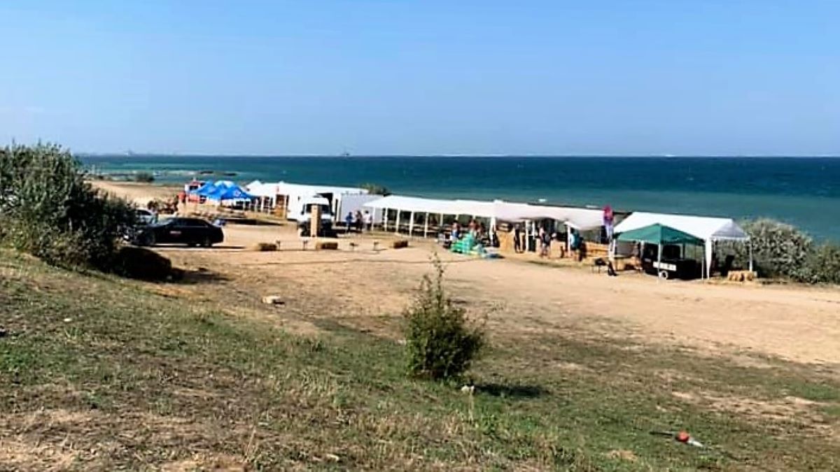 Living Rock, festivalul alternativ de pe plaja sălbatica Tuzla, îşi ...