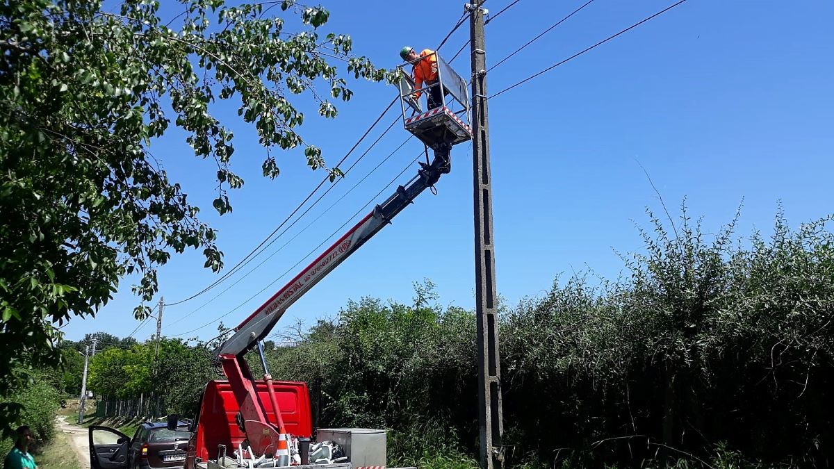 FOTO Sistem de iluminat public modern, cu lămpi LED, implementat în ...