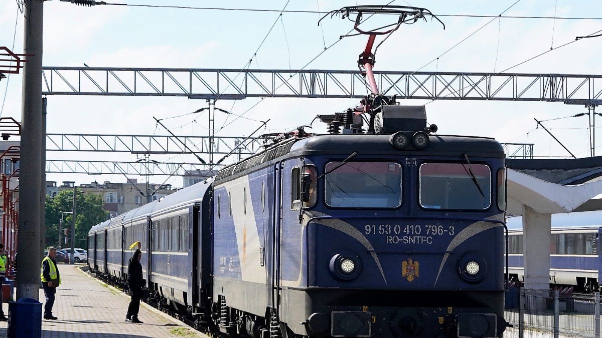 Fum de la osia 3 a locomotivei trenului IR 1582 Constanța – București ...