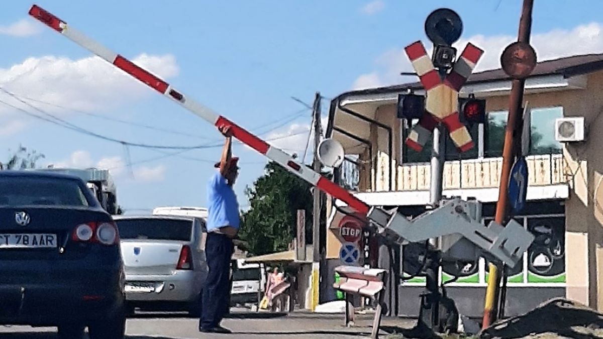 Bariera automată dintre stațiile Valu lui Traian și Basarabi, avariată ...