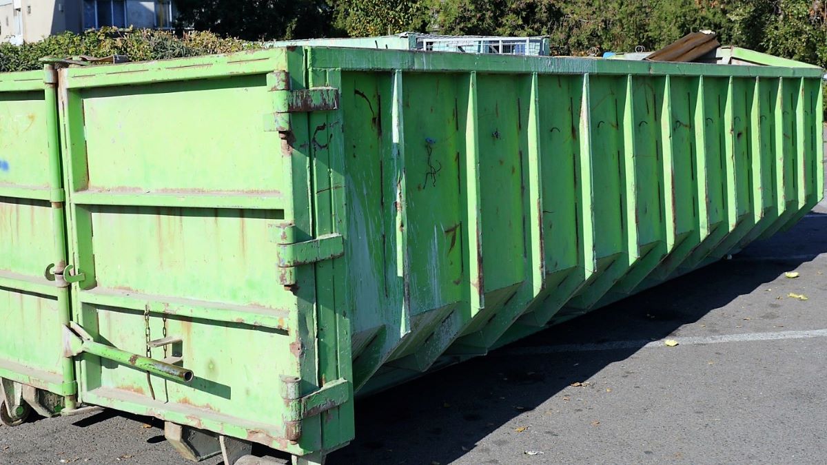 Containerele Polaris pentru deșeuri voluminoase sunt amplasate în ...