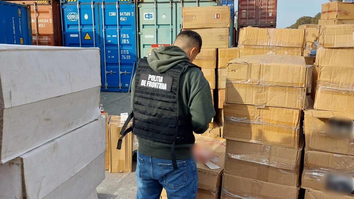 VIDEO 64.500 pachete cu ţigări, în valoare de aproximativ 1,3 milioane ...