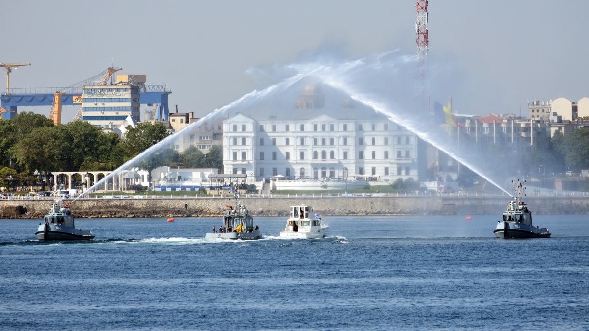 Zeul Neptun dă startul spectacolului de Ziua Marinei la Constanța în ...