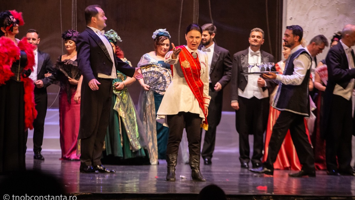 Spectacolul de operetă „Liliacul” de Johann Strauss-fiul, la Teatrul ...