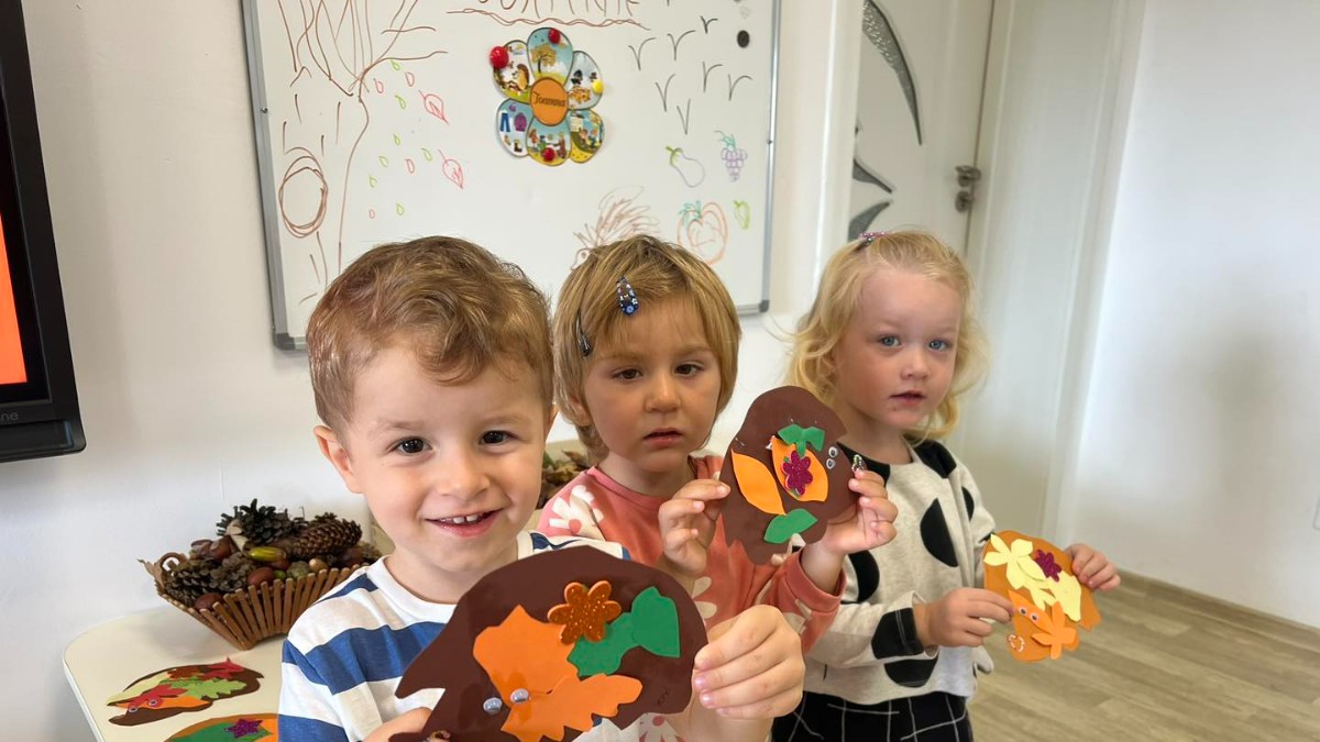 Copiii din Cumpăna aduc bucuria și frumusețea toamnei în curtea ...