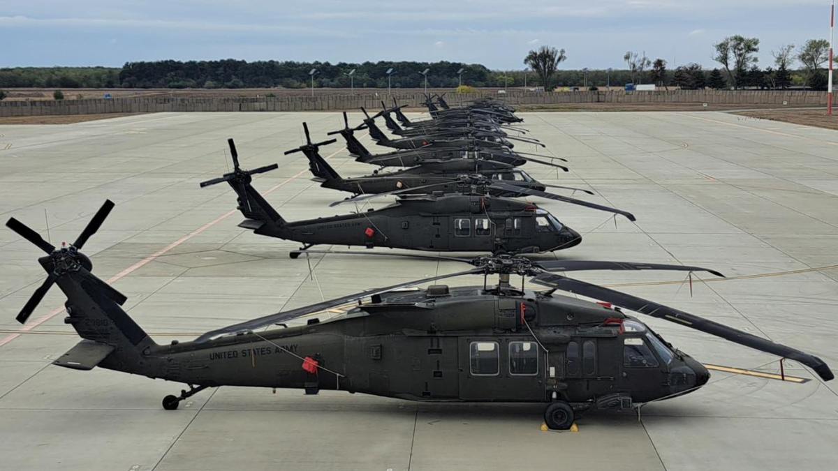 Elicoptere Black Hawk ale Armatei SUA, prezente pe Aeroportul ...